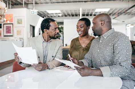 비즈니스 및 개인 계획 에 대한 전문 지식을 갖춘 재무 고문은 전문적 목표와 개인 목표의 균형을 맞추는 데 도움을 주어 구축하기 위해 열심히 일한 부를 축적 즐기고 분배하는