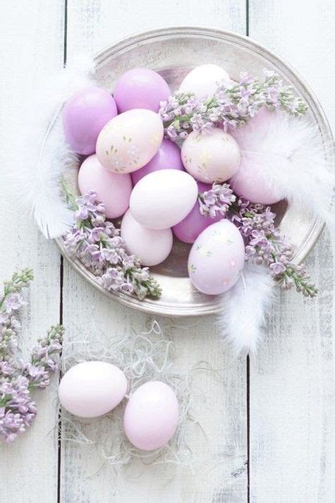 милый пряничный человечек с сердцем держит в руках рождественские конфеты Премиум векторы