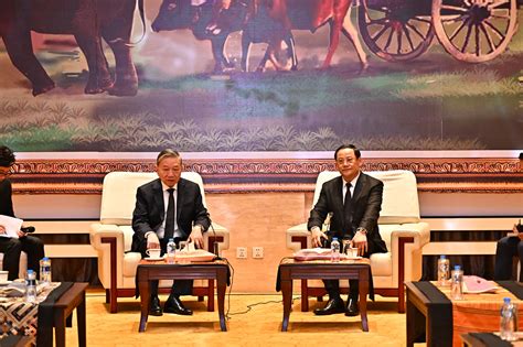 ນາຍົກລັດຖະມົນຕີ ແຫ່ງ ສປປ ລາວ ພົບປະກັບ ເລຂາທິການໃຫຍ່ພັກກອມມູນິດຫວຽດນາມ