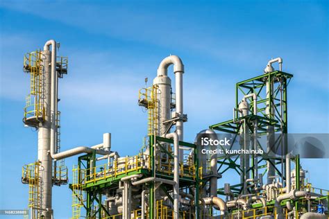 석유 및 가스 탱크 증류 반응기 컬럼 화학 정제 산업 석유 화학 사업에서 운송 네트워크 생태계 에너지 개념을위한 파이프 라인 및 저장 탱크 석유에 대한 스톡 사진 및 기타