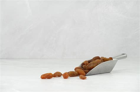 Kismis Dalam Sendok Pada Latar Belakang Tekstur Batu Kismis Kering Bijibijian Kismis Curah Foto