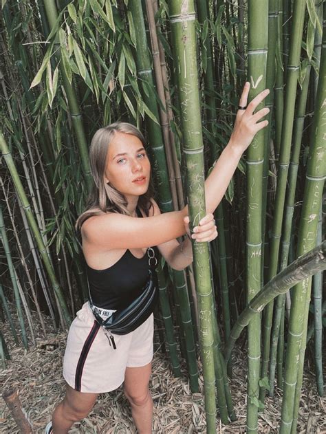 Девушка в лесу