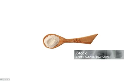 잔탄검 가루는 나무 숟가락에 배경으로 분리되어 있다 식품 첨가물 E415 텍스처 개량제 결합제 글루텐 프리 성분 식품 산업에서 사용 우윳가루에 대한 스톡 사진 및 기타