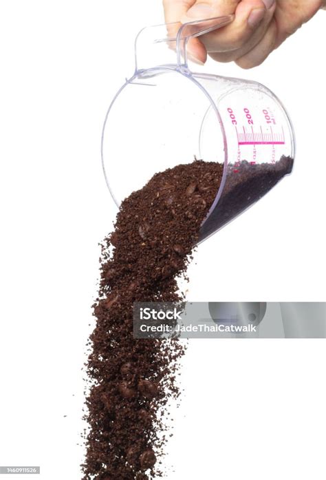 커피 가루 믹스 콩이 측정 컵에 떨어지고 커피 분쇄 믹스 씨앗 플로트 폭발 추상 구름 파리 커피 먼지 가루 콩 튀김이 공기에