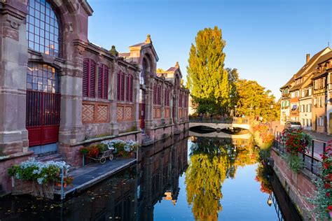 콜마르의 역사적인 마을 작은 베니스 라고 보트의 아름 다운 보기 여름 콜마르 알자스 프랑스에에서 목가적인 강 미사일에 다채로운 전통 가옥과 함께 타고 0명에 대한 스톡 사진