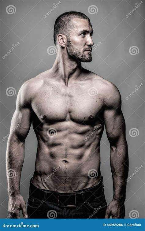 Portrait D Un Homme Attirant Avec Le Corps Parfait Photo Stock Image Du Ajustement Jeans