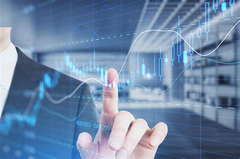 흐릿한 사무실 내부 배경에 인덱스가 있는 빛나는 촛대 외환 차트를 가리키는 사업가 손을 닫습니다 무역 주식 및 금융 개념 이중 노출 가리키기에 대한 스톡 사진 및 기타