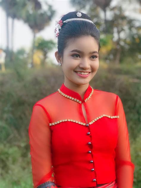 အိမ်ထောင်ရေး အဆင်မပြေတာ ချစ်လို့ပါဆိုတဲ့ ခေတ်ဟောင်းအသံလေးနဲ့ အူတတ်အောင်ရယ်နေရတဲ့ ဖြူဖြူထွေးရဲ့