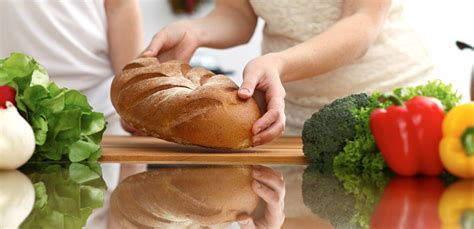 부엌에서 요리 하는 인간의 손에의 근접 촬영 어머니와 딸 또는 두 여자 친구를 저녁 식사에 대 한 빵을 절단 우정 가족 라이프 스타일 개념입니다 가까운에 대한 스톡 사진 및