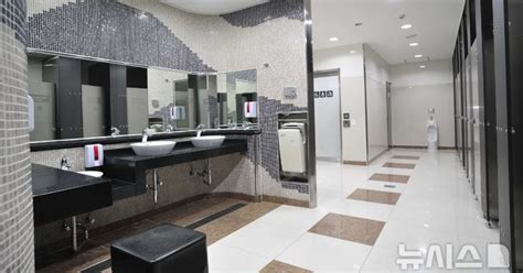 런웨이처럼 들어가더니…여자 화장실에 똥 테러 남성 사장 분통