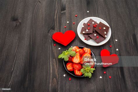 발렌타인 데이 로맨틱 한 개념입니다 초콜릿 신선한 잘 익은 딸기 빨간 펠트 마음 연인을위한 달콤한 디저트 검은 나무 배경 0명에 대한 스톡 사진 및 기타 이미지 Istock