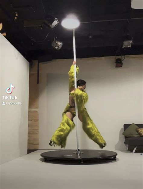 I Did A Pole Burlesque Act As The Grinch This Weekend This Was The Practice Run Rpoledancing