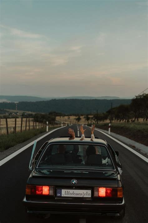 집 밖의 Bmw E30 검은 차 경치 고속도로 고전적인 디자인 기쁨 도로 뒷모습 레저 로드 트립 모험