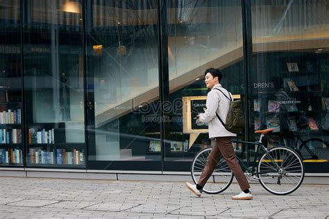 광장에서 카트를 밀고 있는 도시 청년 사진 무료 다운로드 Lovepik