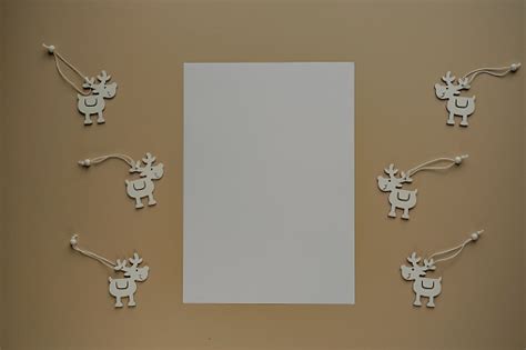 텍스트와 사슴을 위한 복사 공간이 있는 빈 종이는 베이지색 배경에 Diy 위에서 나무 클로즈업 보기로 만들어졌습니다 어린이 종이 공예 크리스마스 장식 흐릿한 배경 0명에