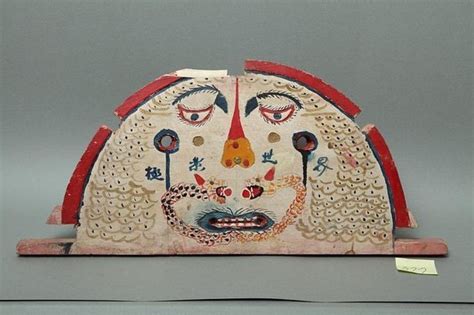 오늘의 사랑스런 옛 물건 소개🐰 하찮고 귀여운 표정들의 용수판 상여의 앞뒤에 쓰이던 장식입니다 기본적으로는 나쁜 기운을 쫒고 망자를 좋은 곳으로 잘 인도하기 위한