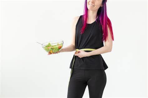 Chica Asi Tica Joven Delgada Con Cabello Te Ido Se Mide Colgando Una Cinta M Trica Y Sosteniendo