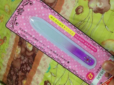 다이소에서 발견한 강화유리 손톱줄입니다 강화유리라 평면일테고 면은 아주 곱습니다 느낌상 600 800번대 사포와 비슷하군요 또 녹이슬지 않을테니 부담없이 물을 뿌려