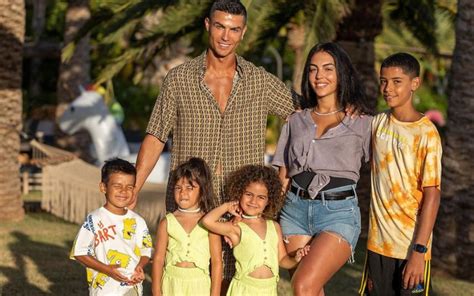 Cristiano Ronaldo Georgina Mostra Foto Amorosa De Bella Esmeralda