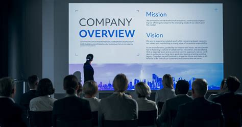 기업 행사 백인 여성 기술 Ceo가 혁신적인 스타트업 사무실의 회의실에서 동료 또는 투자자에게 프레젠테이션을 하고 있습니다 비즈니스 비전과 사명에 대해 이야기하는 성공적인