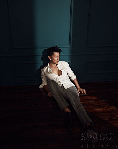 段奕宏简约风格登杂志封面 变知性大叔眼神凌厉