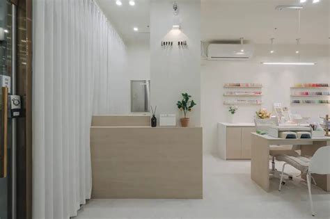 화이트톤 아늑한 상가 내부에 위치한 부산 12평 네일샵 인테리어 부산 금정구 부곡동