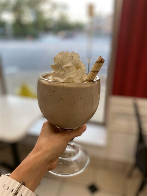 와 역시 미국은 스케일이 다르다내가 마신거 아냐~😆너무 커서 놀라워 한 번 들어나봤다 쉐이크인데 아이스크림 가게에서