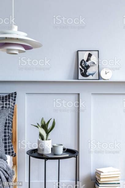 Interior Kamar Tidur Skandinavia Yang Bergaya Dengan Meja Kopi Desain Bingkai Gambar Mock Up