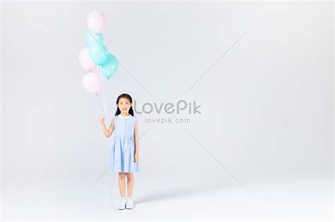 풍선을 들고 있는 어린 소녀 사진 무료 다운로드 Lovepik