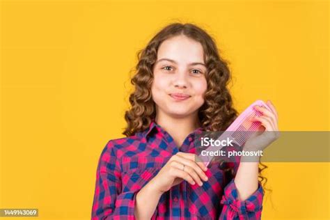 패션 액세서리 도구 멋지고 깔끔한 헤어 스타일 길고 화려한 머리를 빗는 소녀 아이 여분의 신선한 드라이 샴푸 헤어 브러시를 가진 행복 한 여자입니다 건강하고 강한 머리카락