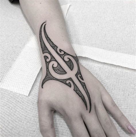 Traditional Maori Ta Moko Hand Tattoo By Manawa Tapu Artofit