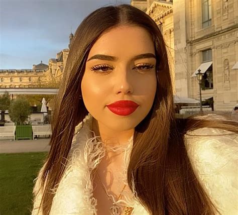 Amanda Red Lips So Kissable Scrolller