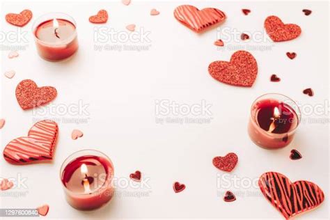 사랑 배경 발렌타인 데이 빨간 마음 낭만적 인 선물 상자 흰색 테이블에 촛불 복사 공간이있는 낭만적 인 메시지 템플릿 2월에 대한 스톡 사진 및 기타 이미지 Istock