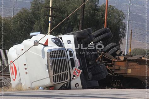 Vuelca Pipa Con Gasolina Intentó Ganarle Al Tren FotogalerÍa