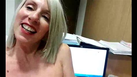 Une Secrétaire Coquine Inonde Le Sol Du Bureau De Pipi Xhamster