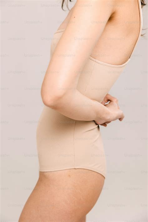 황갈색 바디수트를 입은 여성이 사진을 위해 포즈를 취하고 있다 사진 Unsplash의 허벅다리 이미지