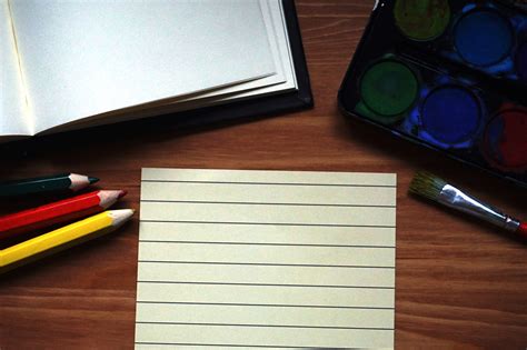 무료 사진 노트북 종이 연필 페인트 붓 나무 테이블