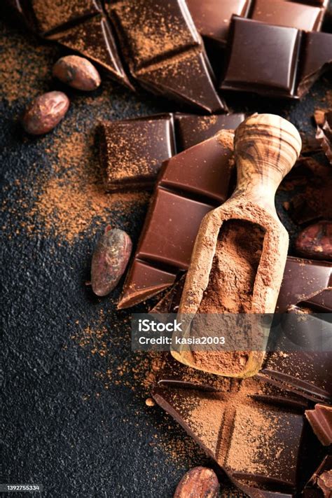 초콜릿과 코코아 파우더 코코아 파우더 강판 및 콩 코코아 바 및 검은 색 배경에 다른 우유와 다크 초콜릿 조각의 구성 베이킹 초콜릿 텍스처 상단 보기 모의 0명에 대한 스톡