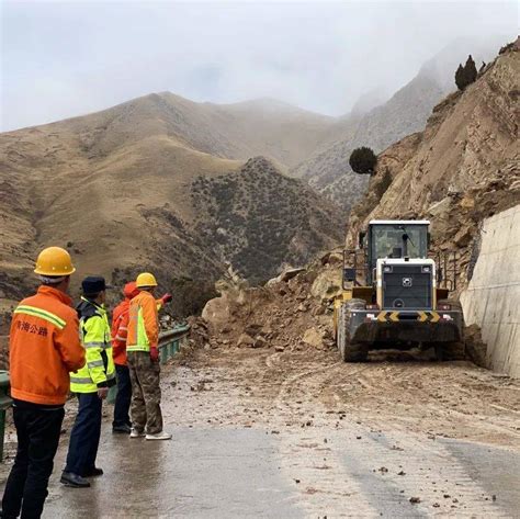 杂多公路段迅速清理山体滑坡保障道路通行畅通进行
