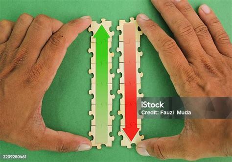 빨간색과 녹색 위쪽 화살표 기호가 있는 나무 퍼즐 상승 및 하락 추세 경제 및 비즈니스 이익 성장 개념 인플레이션의 개념 감소에 대한 스톡 사진 및 기타 이미지 Istock