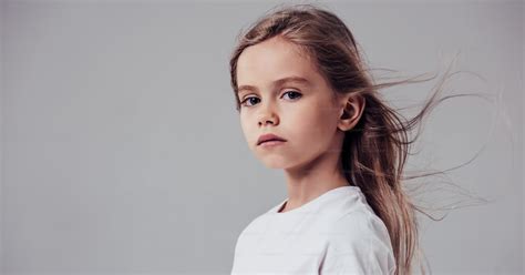 날아다니는 머리를 가진 귀여운 소녀가 고립되어 있습니다 매력적인 금발이 흰색 배경에 포즈를 취하고 카메라를 보고 있다 사진 Unsplash의 백인 아이 이미지