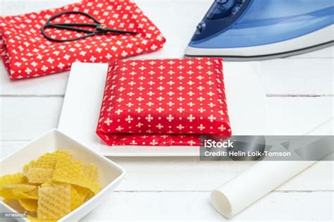 수제 밀랍 랩 안에 샌드위치를 가져 가십시오 실내에서 수제 밀랍 랩 천으로 음식을 포장하는 것은 플라스틱의 대안입니다 철 기계를 사용하여 밀랍을 면직물에 녹입니다 0명에