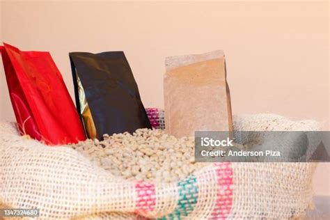 커피 포장 가방 3개 커피 콩이 가득 한 자루에 커피를 위한 종이 봉투 가방에 대한 스톡 사진 및 기타 이미지 가방 커피 마실 것 알루미늄 Istock