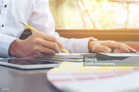 창의적인 창의력 그래픽 디자이너 그래픽 태블릿 노트북 및 스마트 폰 나무 책상 컬러 아이디어 스타일 컨셉에 직장에서 컬러 차트 Cmyk에 대한 스톡 사진 및 기타 이미지