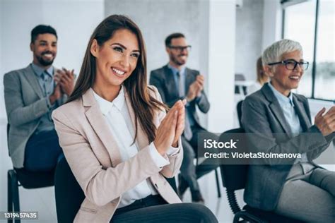 컨퍼런스 홀에서 열린 세미나에서 기업인들이 박수를 치고 있다 군중에 대한 스톡 사진 및 기타 이미지 군중 박수 침 박수갈채 Istock