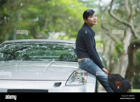 Femme Assise Sur Le Capot De La Voiture Banque De Photographies Et Dimages à Haute Résolution