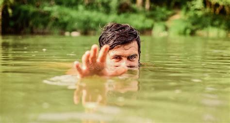 Spion An Brutaler Hippie Mit Wet Bart Aktualisierung Im Flusswasser Wassertier Pelzmonster