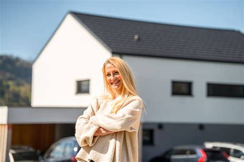 팔짱을 끼고 현대 집 앞에 서 있는 아름다운 백인 여성 30 34세에 대한 스톡 사진 및 기타 이미지 30 34세 가정 생활 건강한 생활방식 Istock