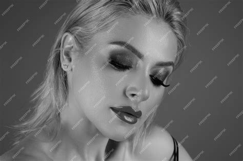 Premium Photo Facial Treatment Beauty Woman With Fashion Eyes Make Up