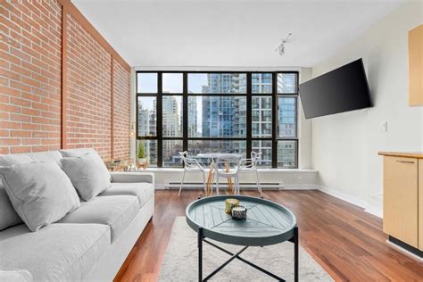 Modern Downtown Condo Near Granville Street For 5 Guests（バンクーバー）：（最新料金